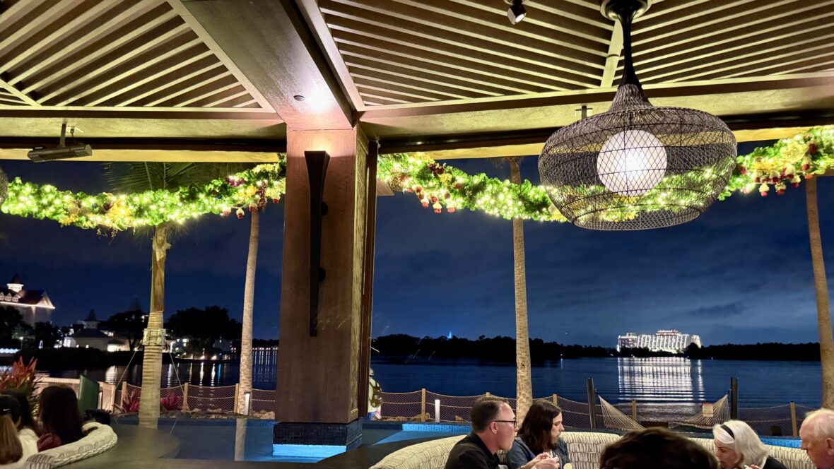 Wailulu Bar and Grill at Disney’s Polynesian Resort Island Tower ...