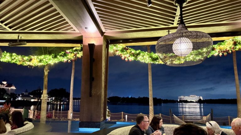 Wailulu Bar and Grill at Disney’s Polynesian Resort Island Tower ...